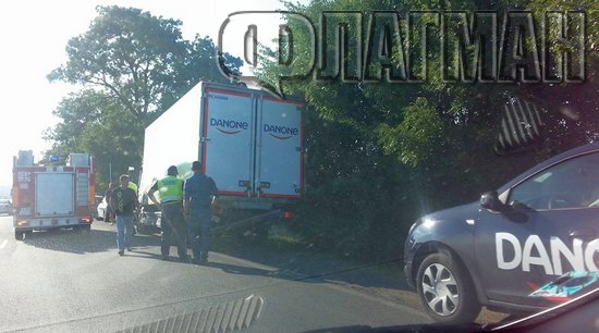 Зрелищна катастрофа! Камион на Данон направи на пух и прах черен ...